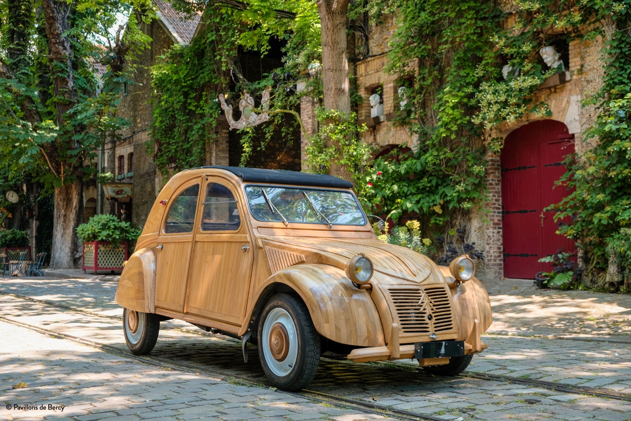 L'unique Citroën 2CV en bois exposée au musée des Arts forains