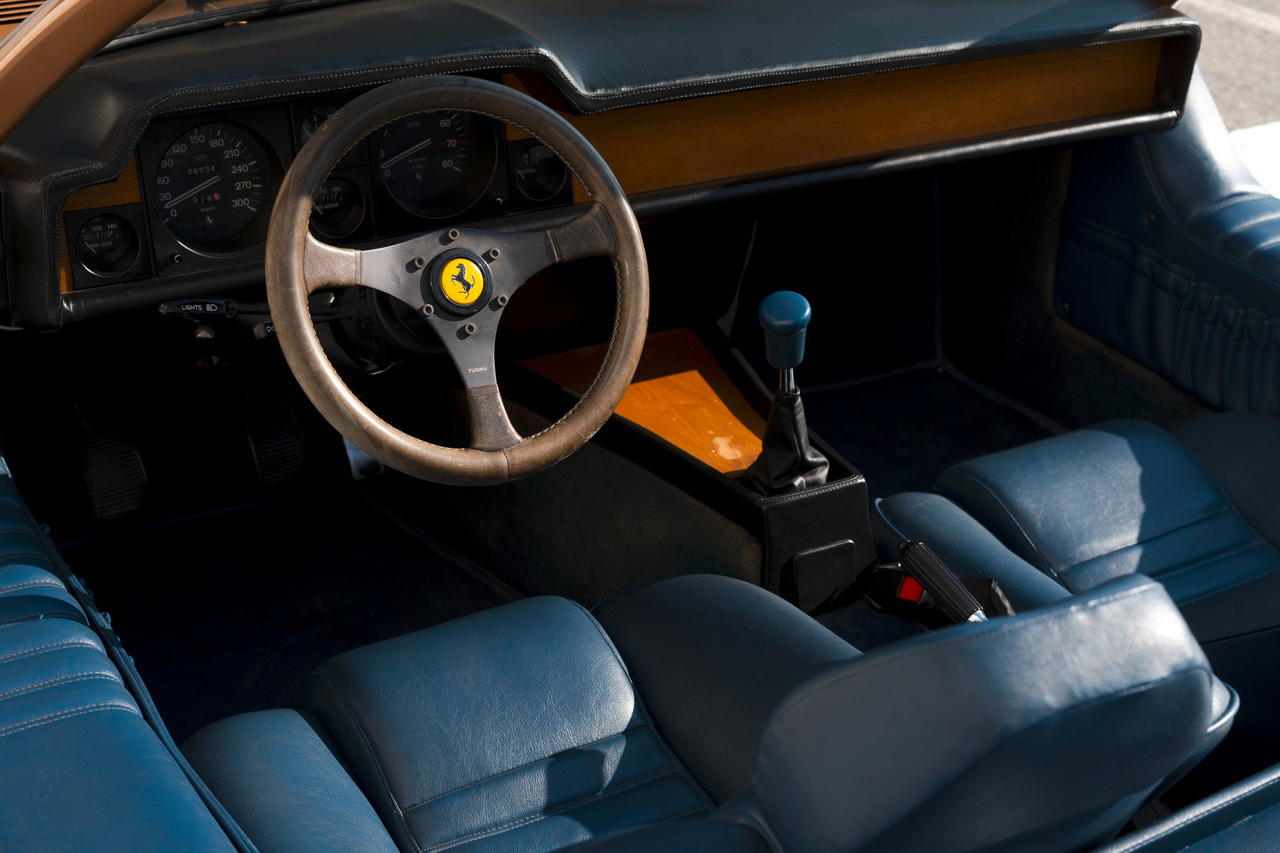 Photo 6 - L intérieur est doté de sièges en cuir bleu. - Beach Car, une ...