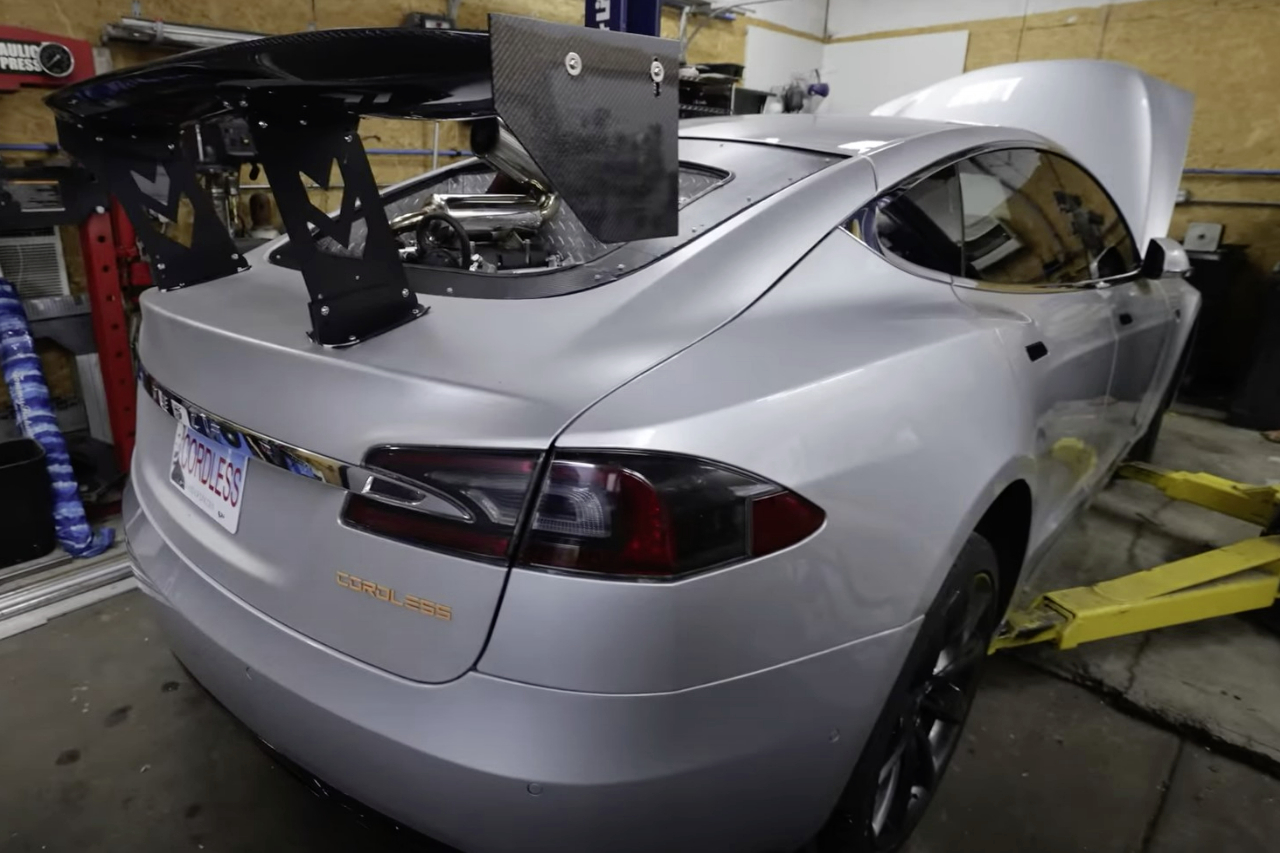Insolite. Il équipe sa Tesla Model S d'un moteur Diesel pour en ...