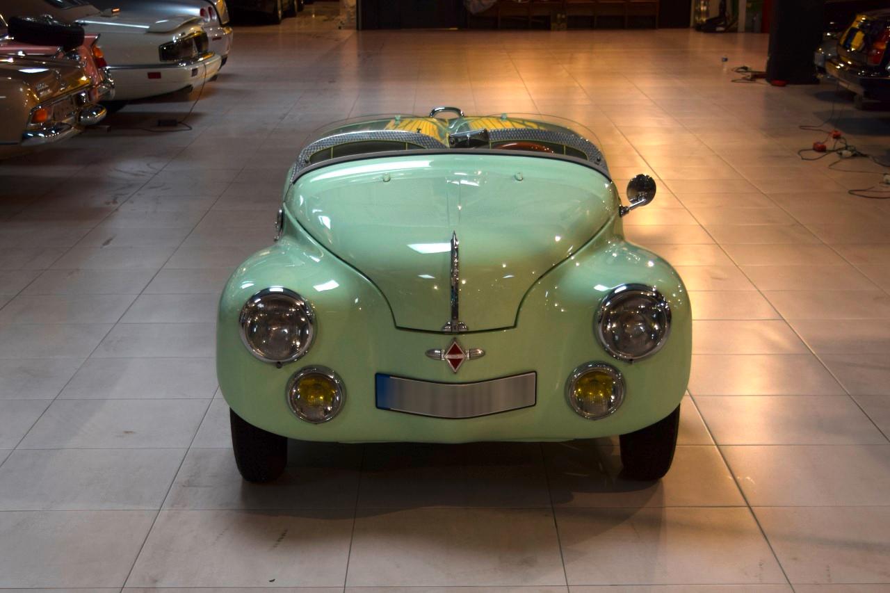 Photo 8 - Cett 4CV atypique est estimée entre 10 000 et 15 000 €. - Une ...