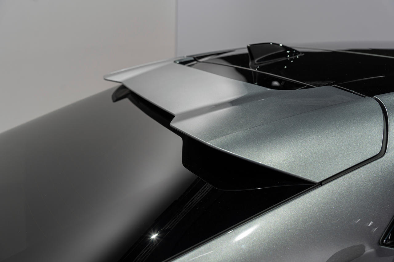 Photo 8 - Le spoiler dans le prolongement du toit est ajouré au centre ...