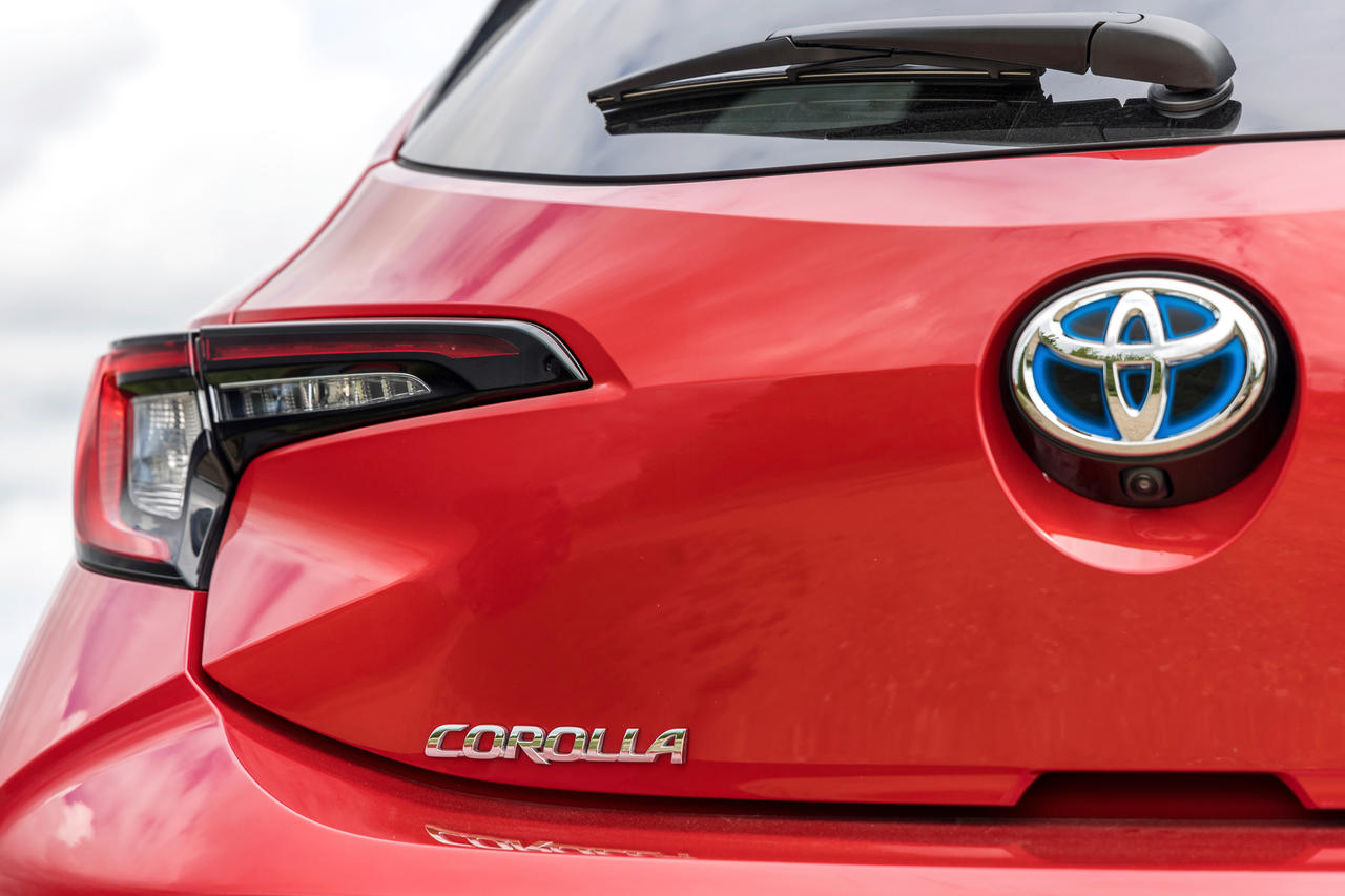Photo 1 - toyota corolla hybride rouge - Carnet de commandes. Faible en ...