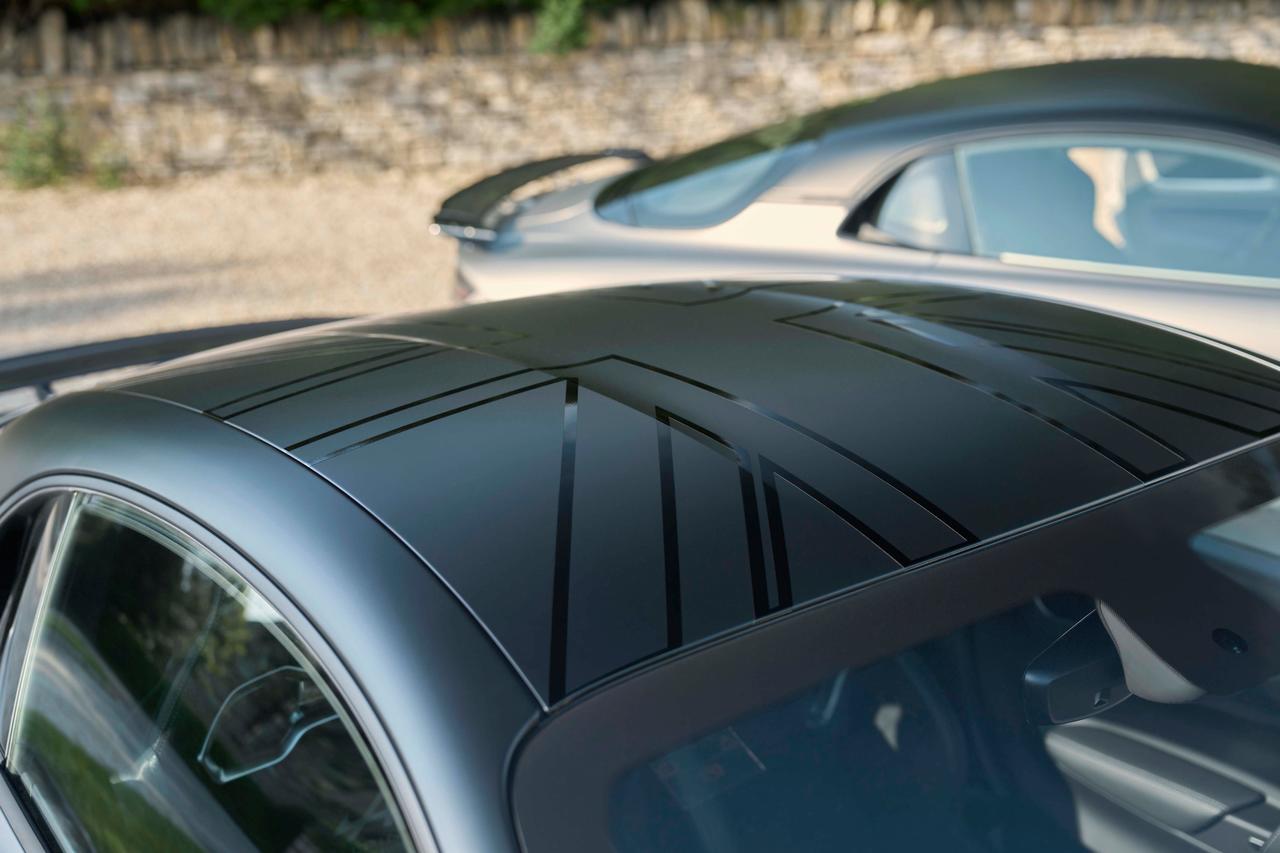 Photo 8 - L'Union Jack est apposé sur le toit de l'A110 S Enstone ...