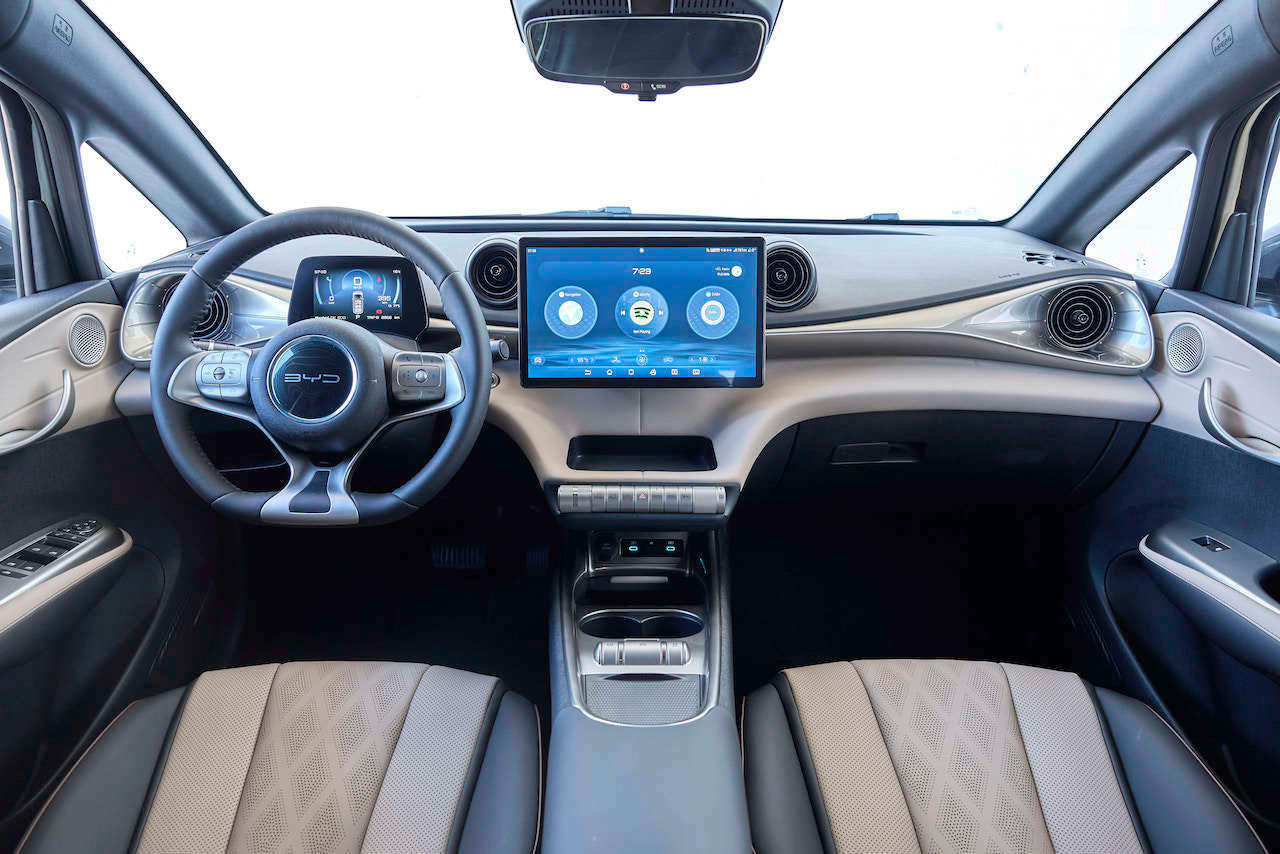 Photo 10 - La planche de bord bicolore de la Dolphin semble de bonne ...