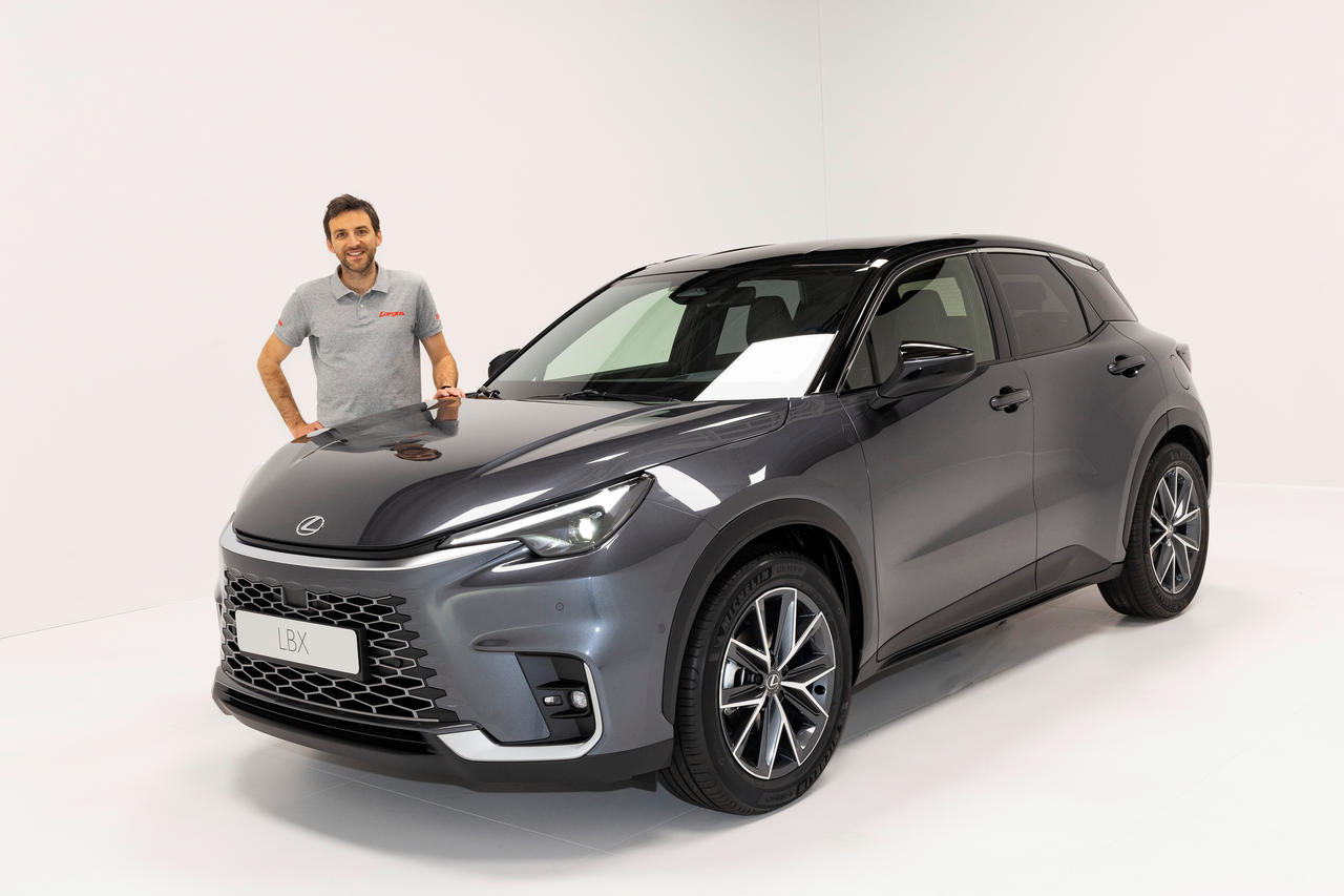 Photo 1 - lexus lbx cool gris 2024 - Lexus LBX (2023). A bord du SUV ...