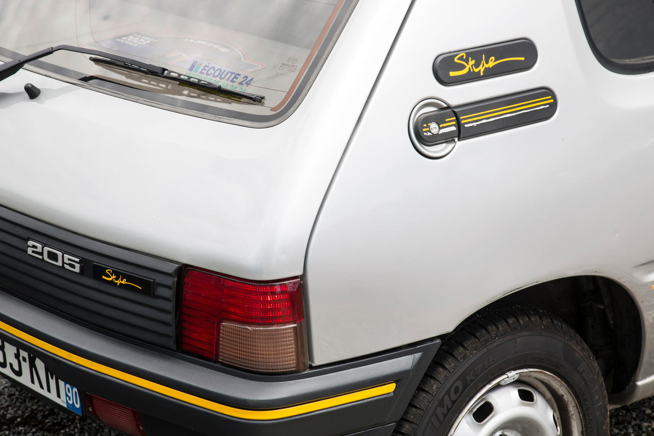 Photo 19 - Sigle Peugeot 205 Style - 40 ans de Peugeot 205 : la reine ...