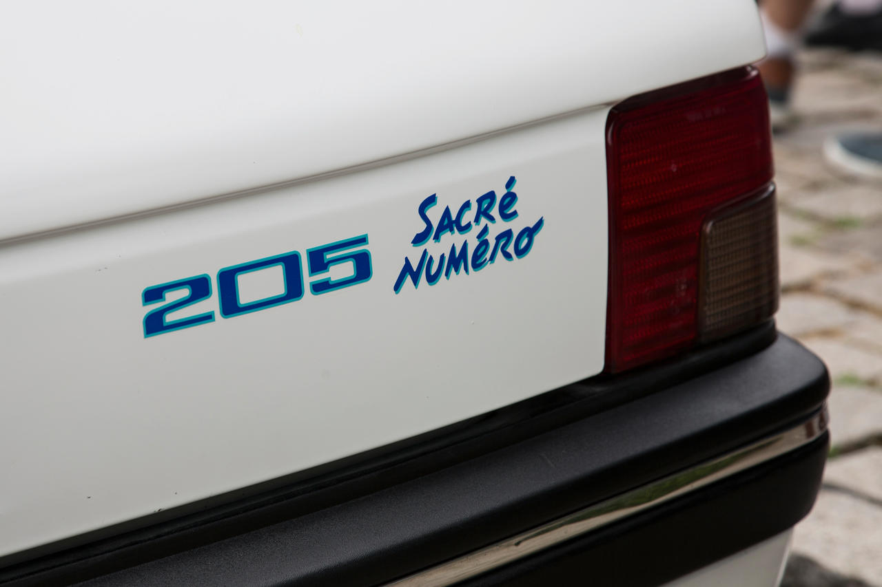 Photo 25 - logo 205 sacré numéro - 40 ans de Peugeot 205 : la reine des ...