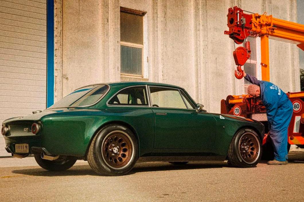 Photo 35 - Alfa Romeo Giulia restomod - Restomod. Quand les anciennes ...