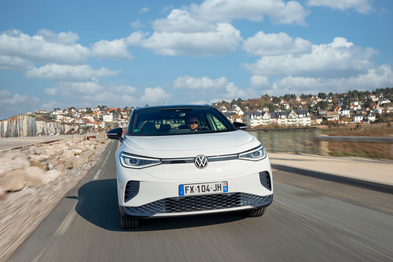 Photo 1 - vw id4 électrique blanche - Baromètre VO. Chez les services ...