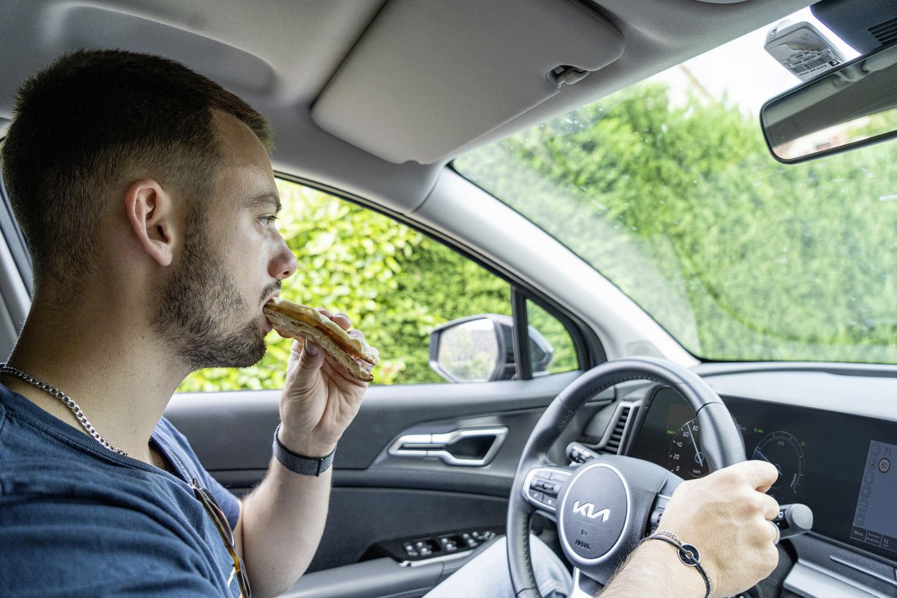 Manger, boire ou se maquiller au volant : interdit ou autorisé