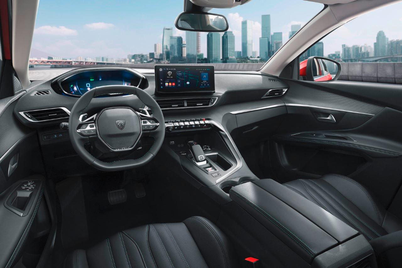 Photo 3 - Le nouveau logo se retrouve sur le volant du 3008/4008. - Peugeot 3008 2 (2023). Déjà ...