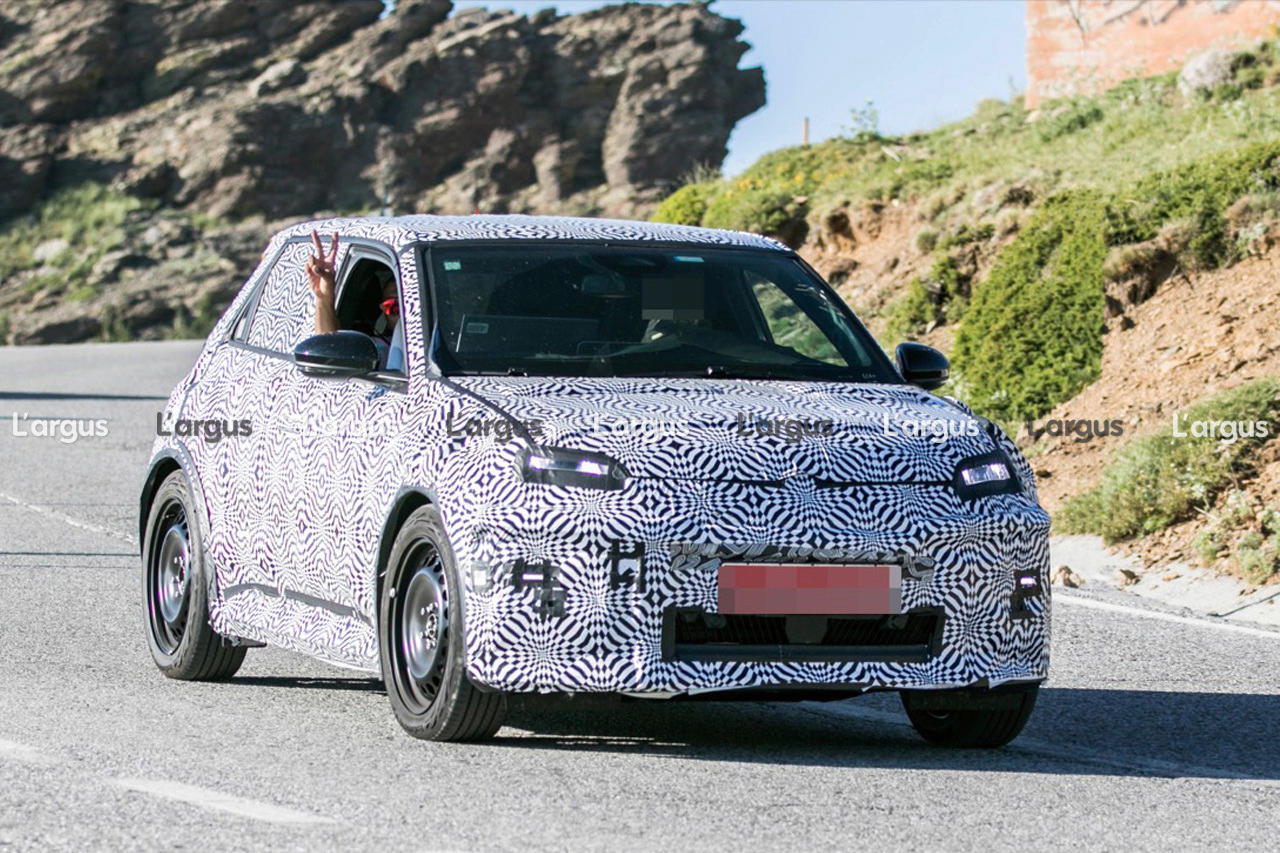 Photo 14 - L'un des prototypes de la future R5 a déjà été surpris en Espagne sous un important ...