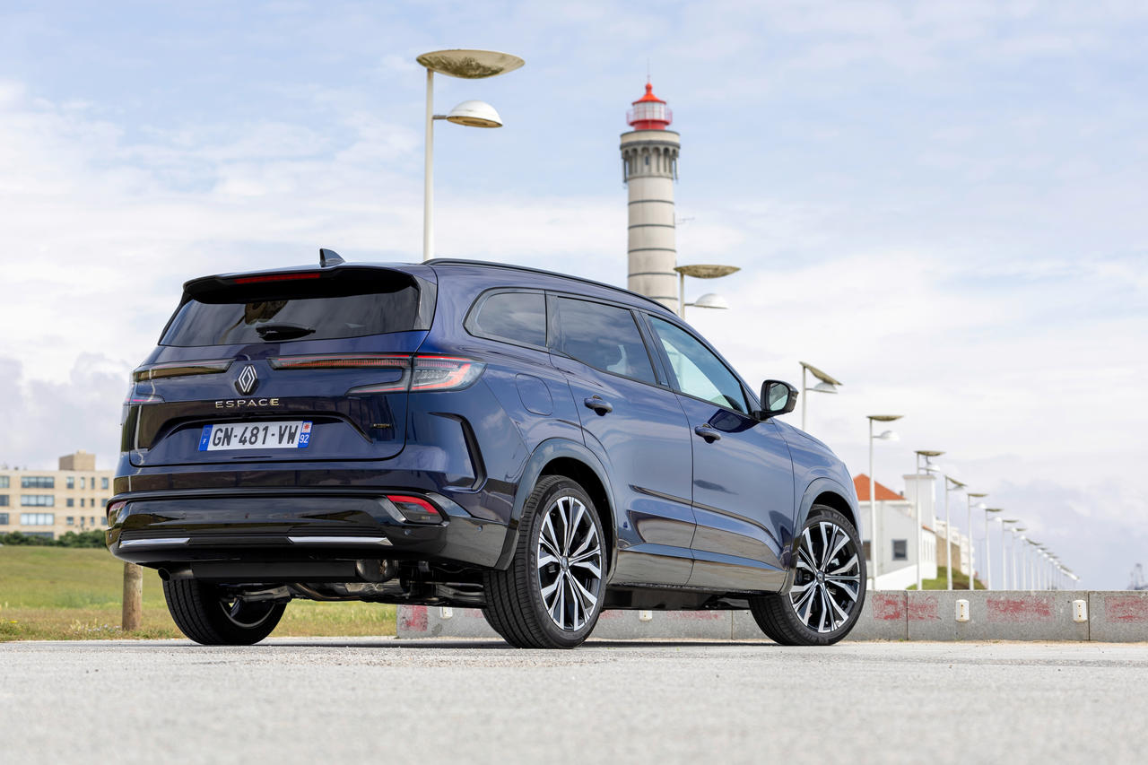 Photo 2 - Renault Espace 6 hybride de 2023 prix essai fiche technique ...