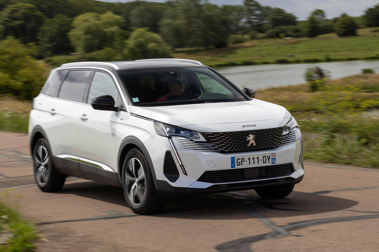 Photo 8 - match renault espace 6 vs peugeot 5008 - Essai comparatif : le Renault Espace E-Tech ...