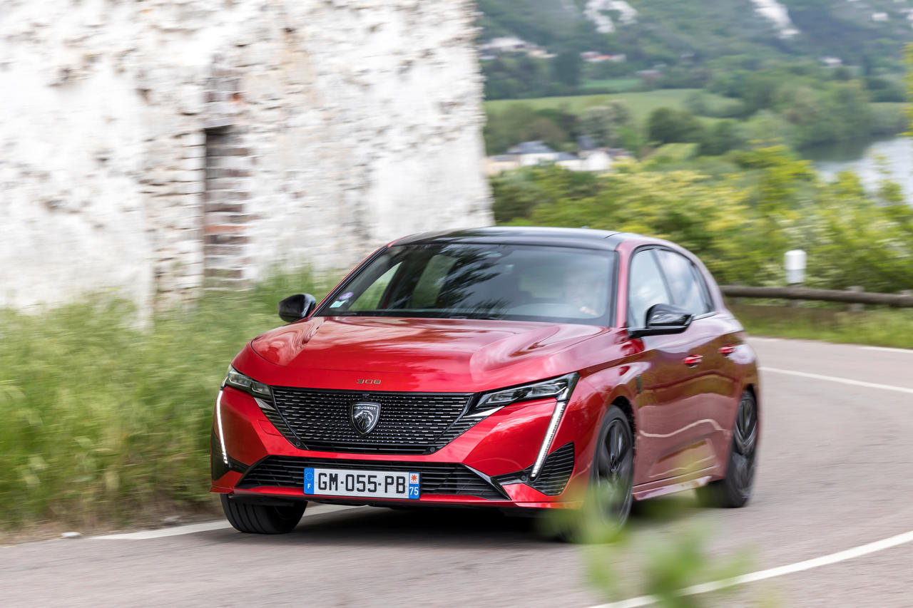 Photo 1 - peugeot 308 gt 2023 rouge - Marché automobile. Les ventes par ...