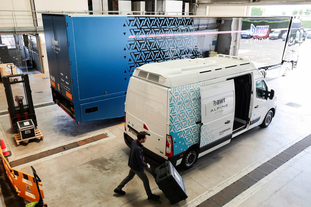 Photo 2 - renault master H2 Tech Alpine F1 - Alpine croit en l ...