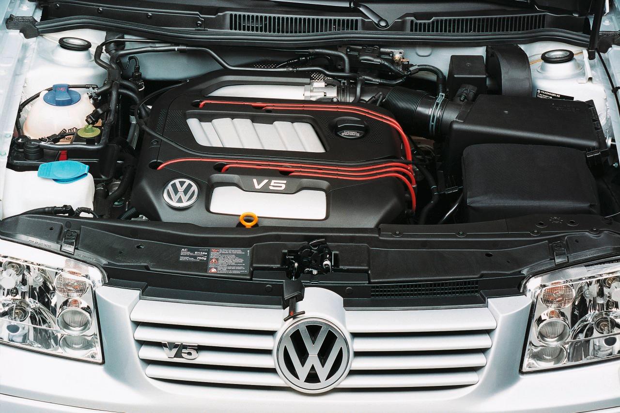 Photo 4 - Le VR6 fut transformé en V(R)5, dont deux unités forment le W10. - Un prototype de BMW ...