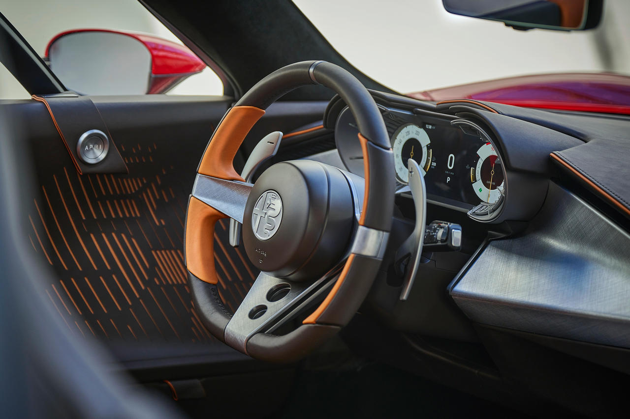 Photo 23 - Malgré la présence d'un léger méplat, le volant conserve une ...