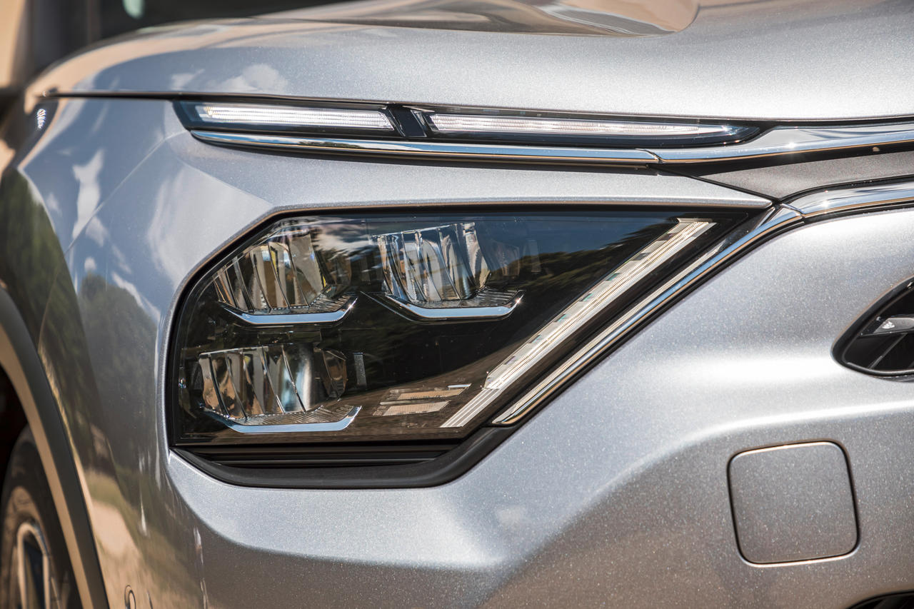 Photo 5 - La finition PLUS hérite de projecteurs LED et d une signature ...