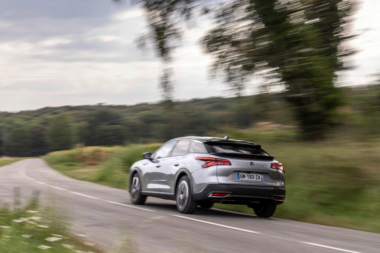 Photo 6 - Citroen C5 X vue arriere - Essai Citroën C5 X (2023) : faut-il choisir l'hybride ...
