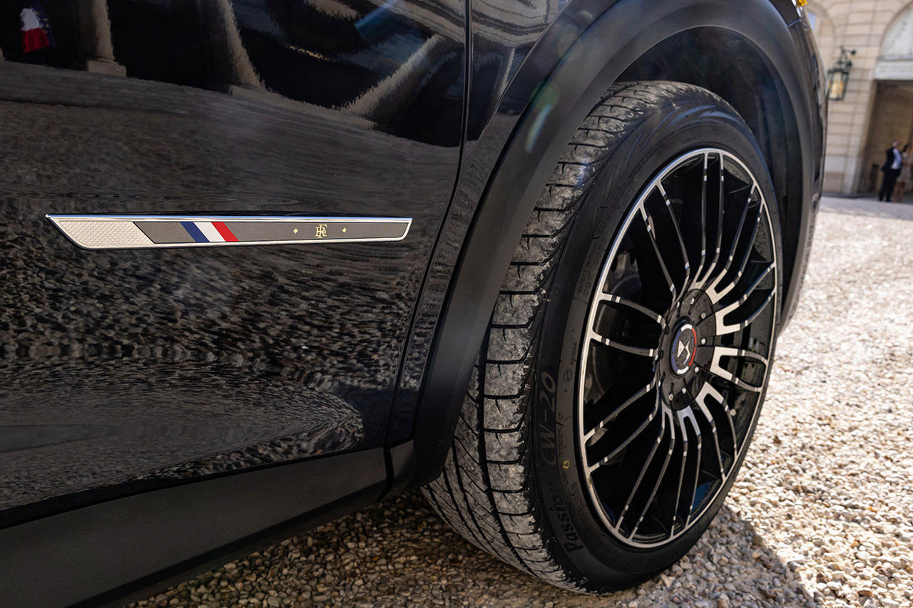 Photo 7 - Des drapeaux bleu-blanc-rouge et des logos RF sont présents ...