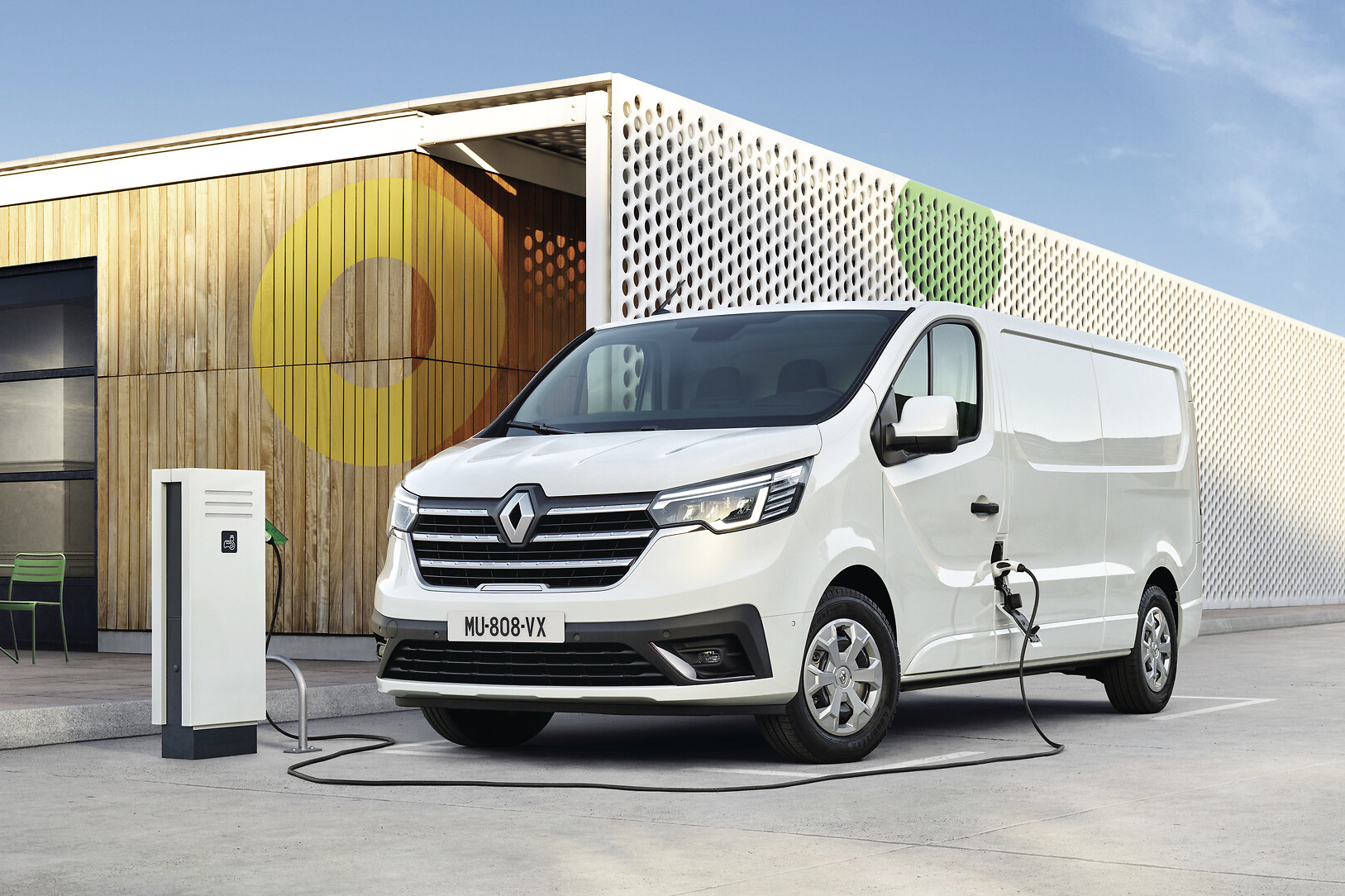 Renault Trafic E-Tech Electric. 297 km d'autonomie pour l'utilitaire ...