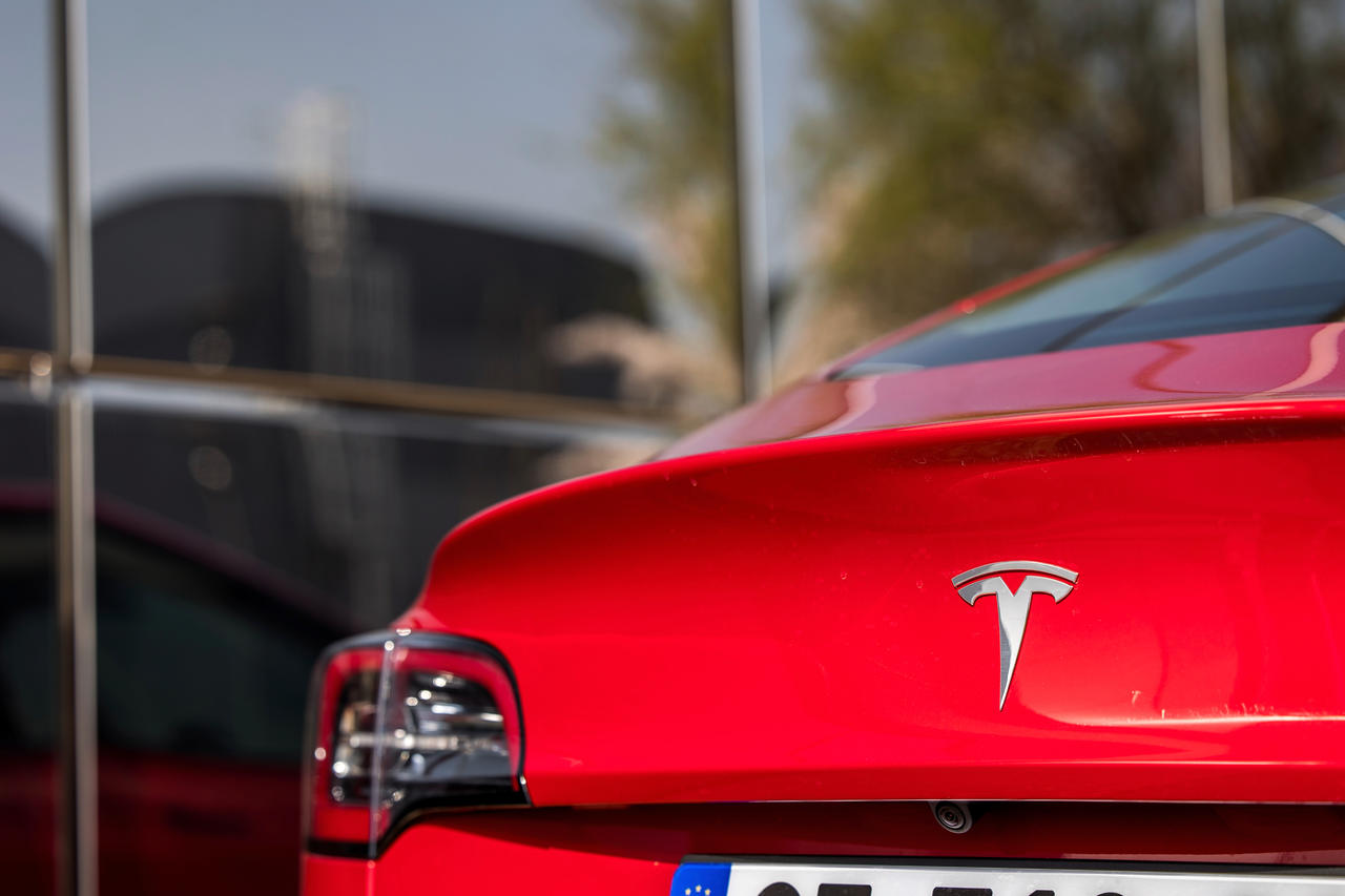 Photo 1 - tesla model 3 rouge logo 2022 - Marché automobile. Les ventes ...