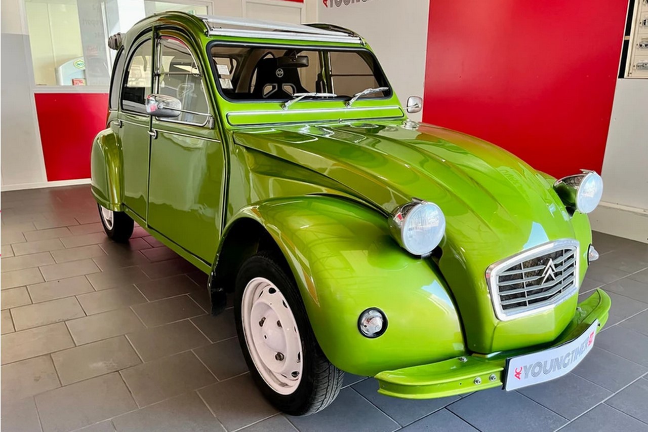 Une célèbre Citroën 2CV « custom » proposée à la vente