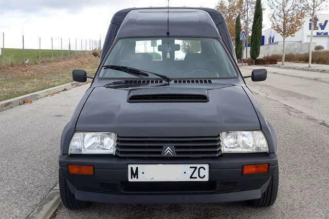 Photo 2 - Sous la large prise d'air de capot se cacherait un échangeur ...