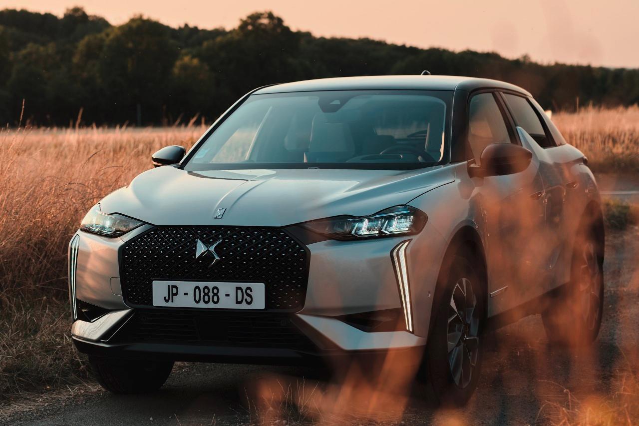 Photo 2 - De petits points de chrome émaillent la calandre. - DS 3 ...