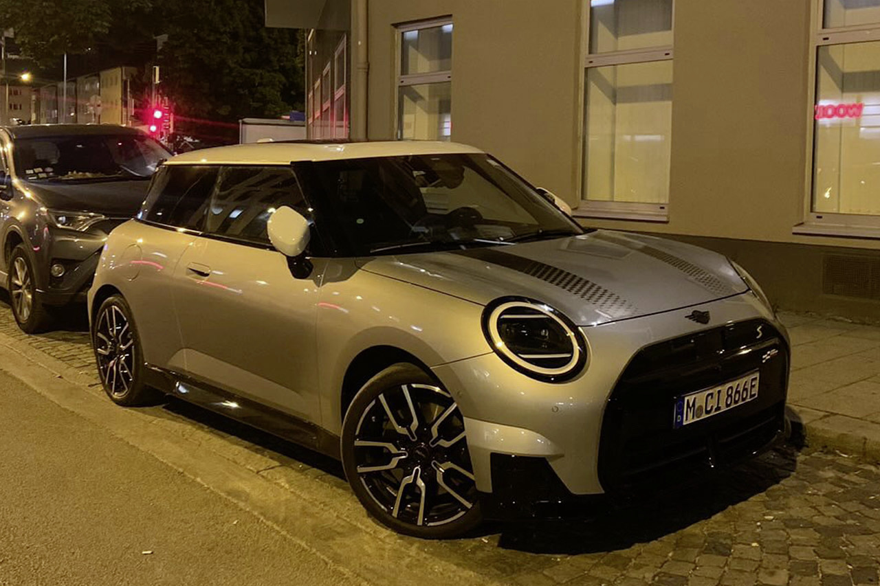 La nouvelle Mini Cooper JCW (2024) aperçue dans la rue