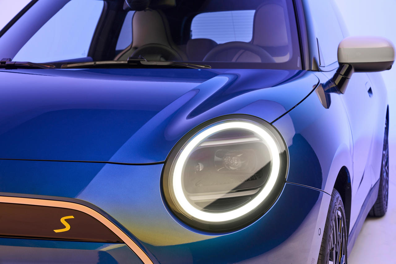 Photo 4 - La signature lumineuse a évolué sur cette nouvelle génération. - Mini Cooper SE (2024 ...