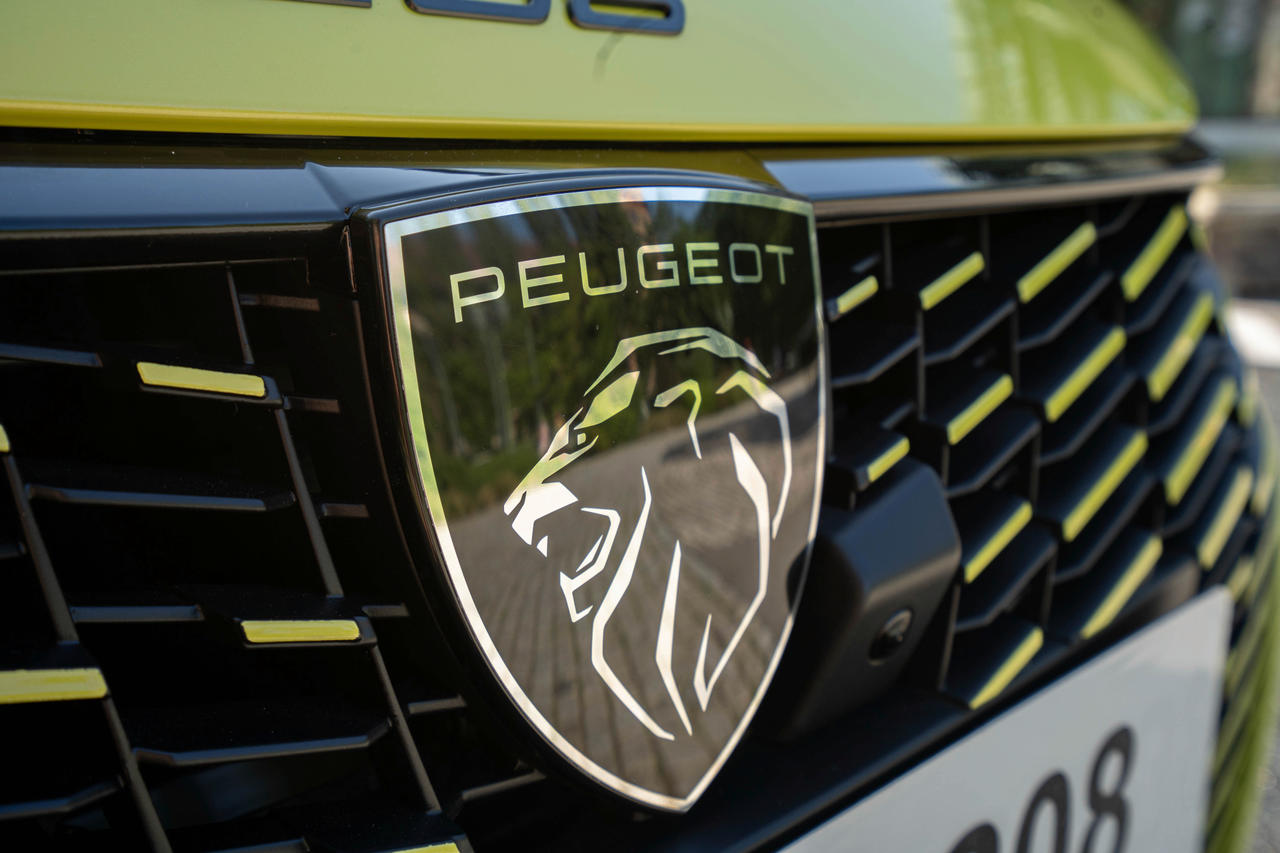 Photo 2 - nouveau logo peugeot 208 restylée - Le rebond du marché ...