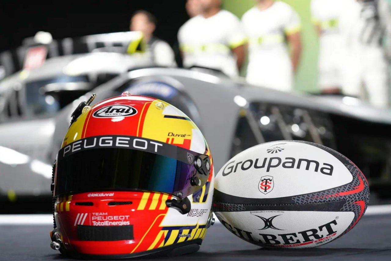 Photo 9 - En 2023, les joueurs du Stade Toulousain endossent un maillot aux couleurs de l ...