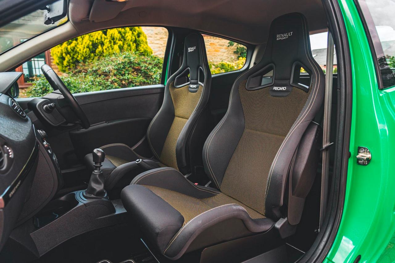 Photo 6 - Les sièges baquets Recaro étaient en option. - La Renault ...