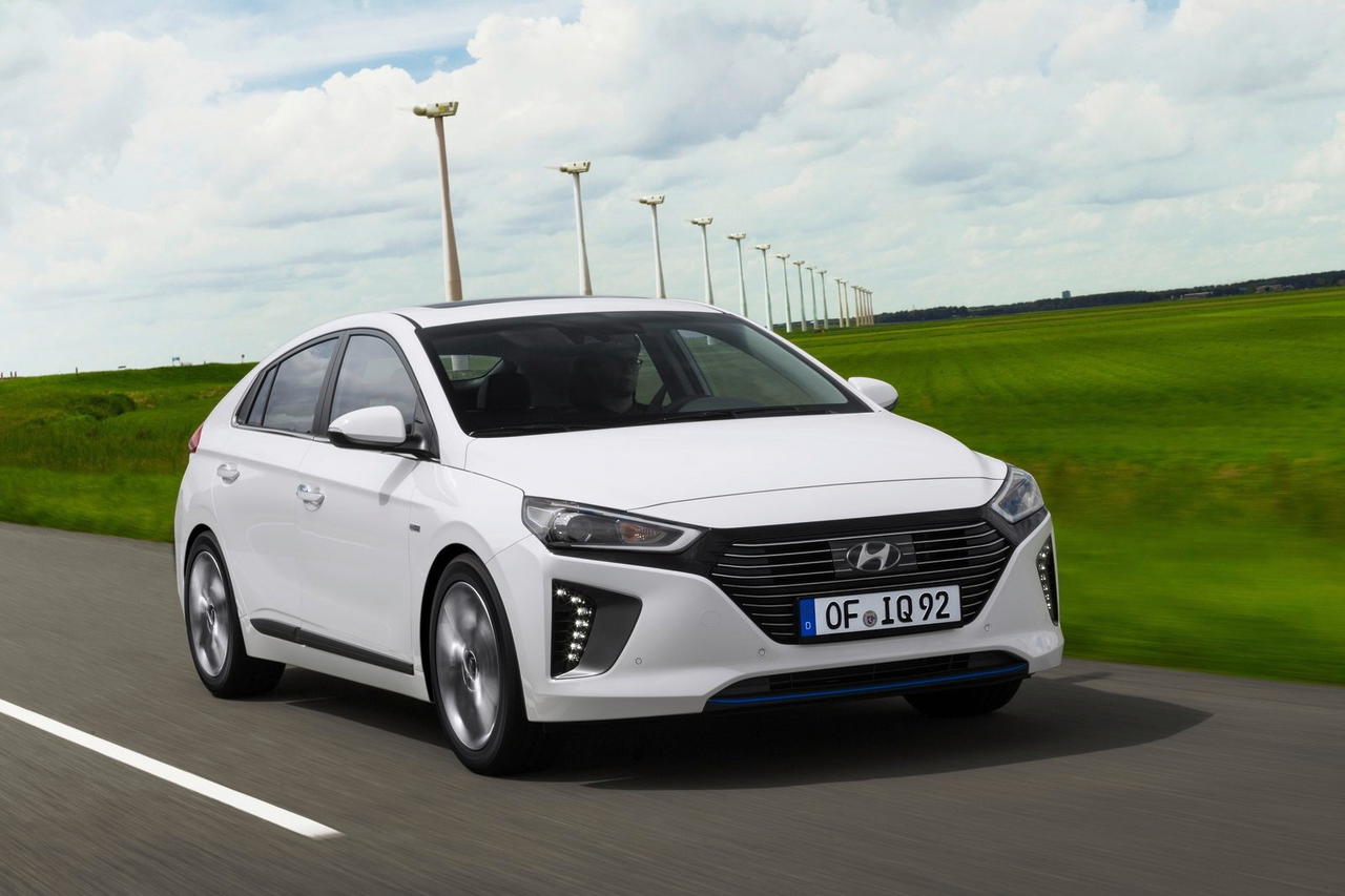 Photo 9 - hyundai ioniq hybride 2017 blanche - Guide d’achat occasion : quel modèle hybride à ...