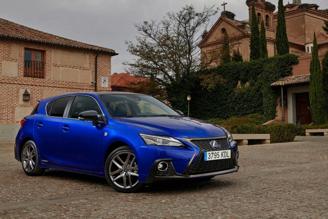 Photo 12 - lexus CT200h restylée f-sport bleue - Guide d’achat occasion ...