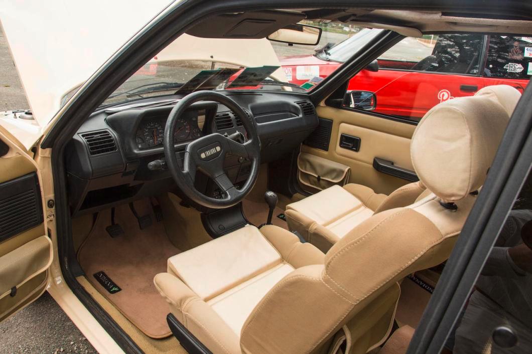 Photo 5 - L'intérieur n'est pas en reste avec les sièges de la 205 GTI, recouverts d'une ...