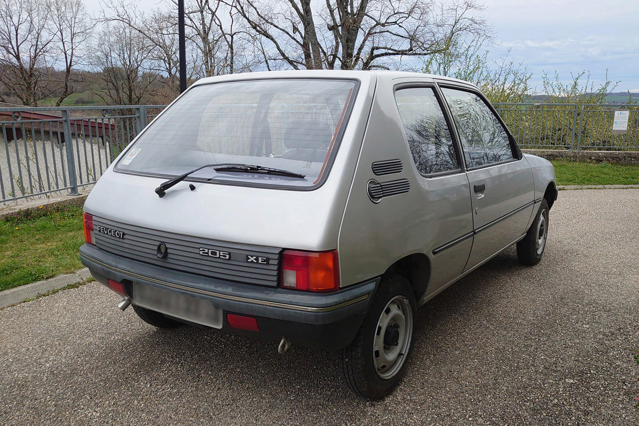 Photo 7 - Des jantes en tôle de 13 pouces équipent cette 205. - C'est l ...