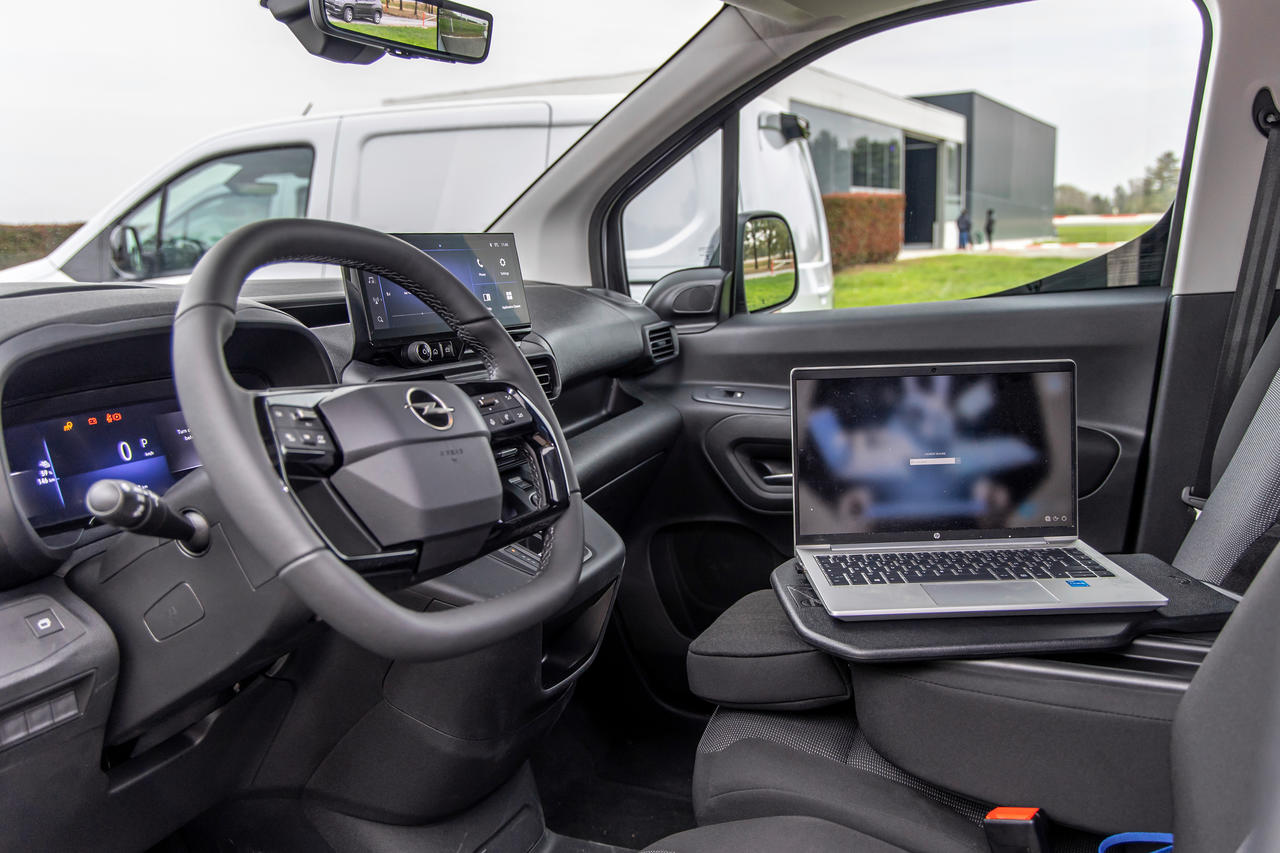 Photo 9 - Stellantis habitacle siège rabattable fourgonnettes 2024 ...