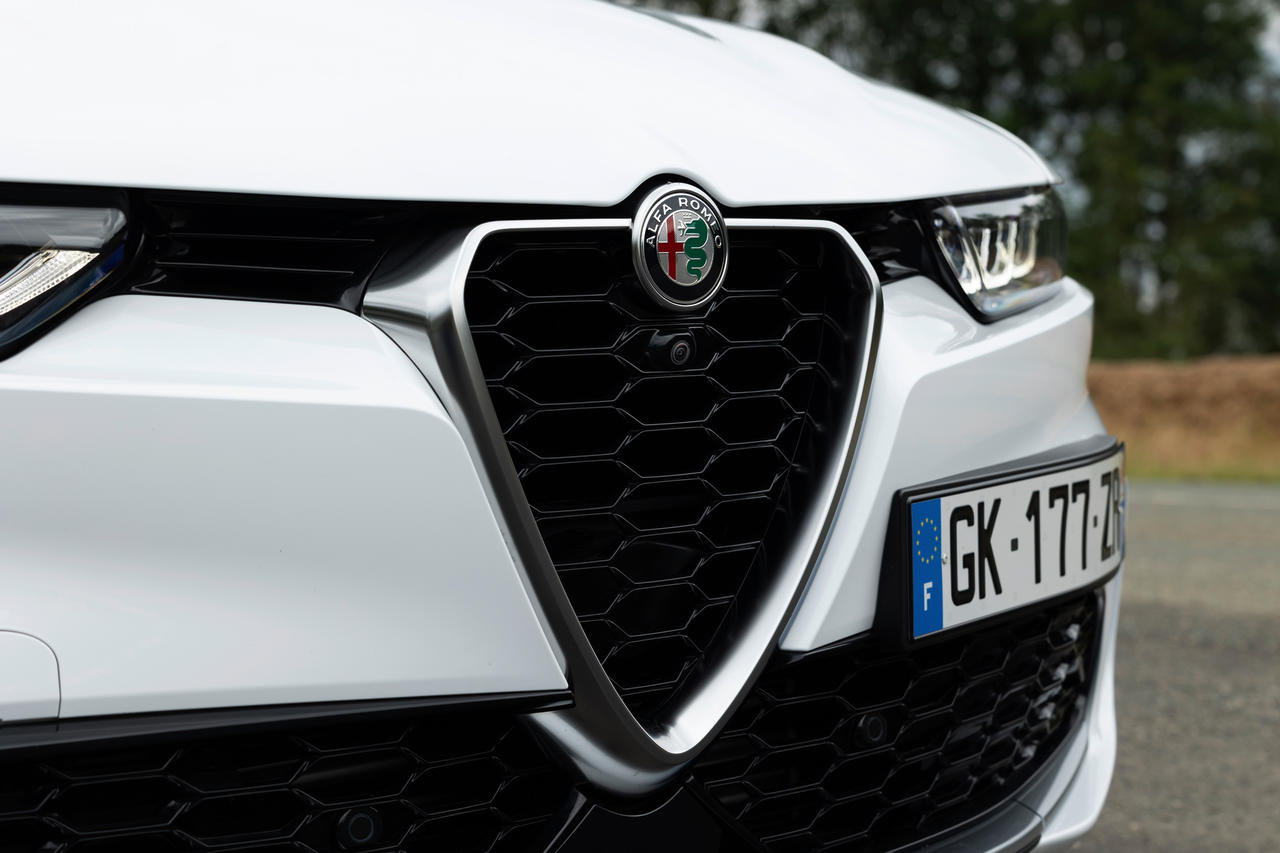 Photo 9 - Alfa romeo logo calandre tonale - Qui achète encore des ...