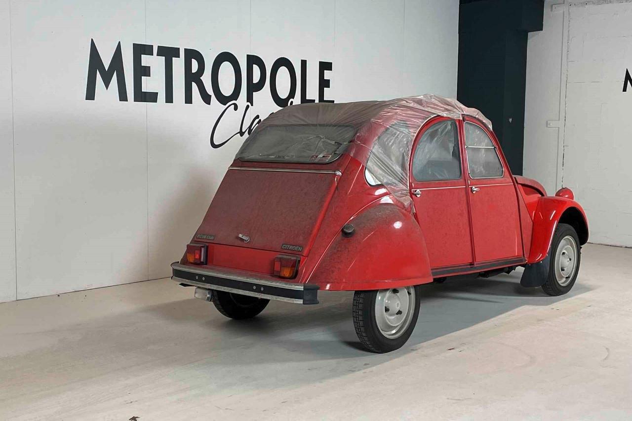 Photo 8 - L'auto n'affiche que 44 km au compteur. - Citroën 2CV. Il en ...