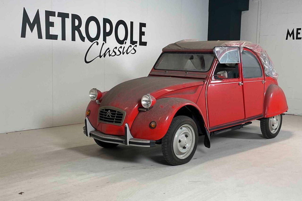 Photo 7 - Malgré la poussière, cette 2CV set quasi-neuve. - Citroën 2CV ...