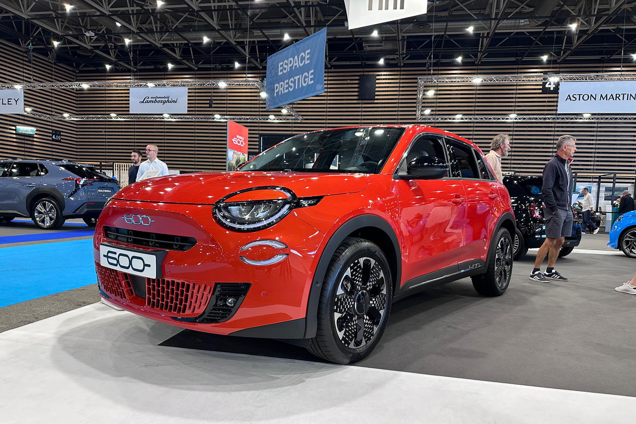 Photo 5 - Fiat est à Lyon avec sa récente 600. Le SUV urbain reprend les gènes de la 500 avec un ...