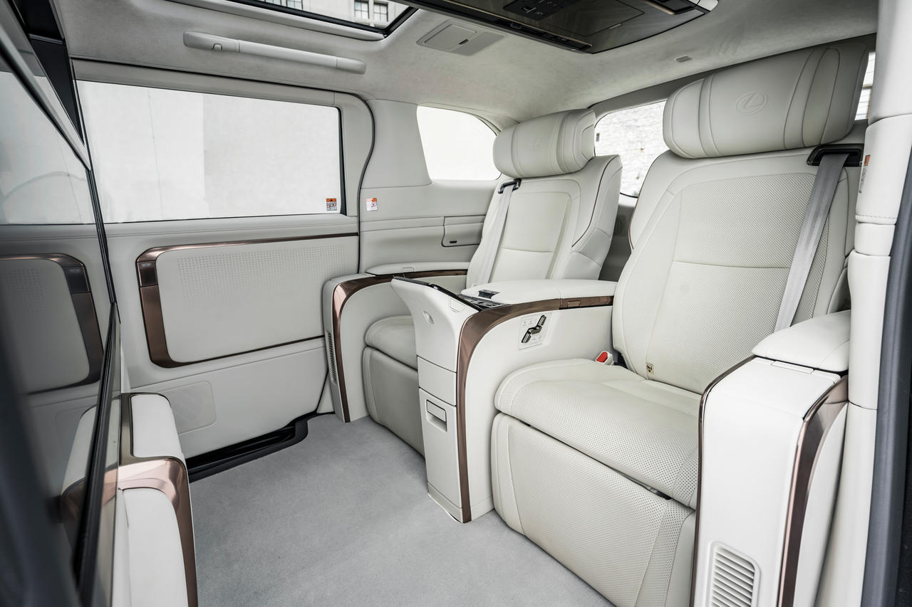 Essai Lexus LM 350h : le van à grand spectacle