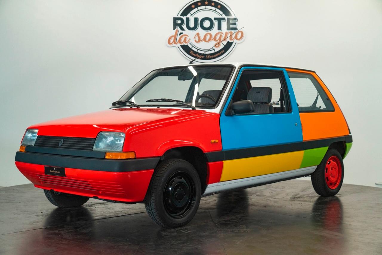Photo 1 - Retour sur la Renault Super 5 Ettore Sottsass, l une des huit ...