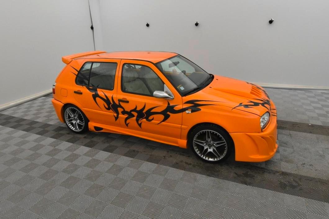 Photo 5 - Cette Volkswagen Golf orange est celle du commissaire Boher ...