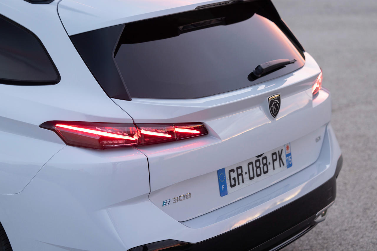 Photo 13 - feux arrière Peugeot 308 SW - Essai Peugeot 308 SW électrique (2023) : du coffre et ...