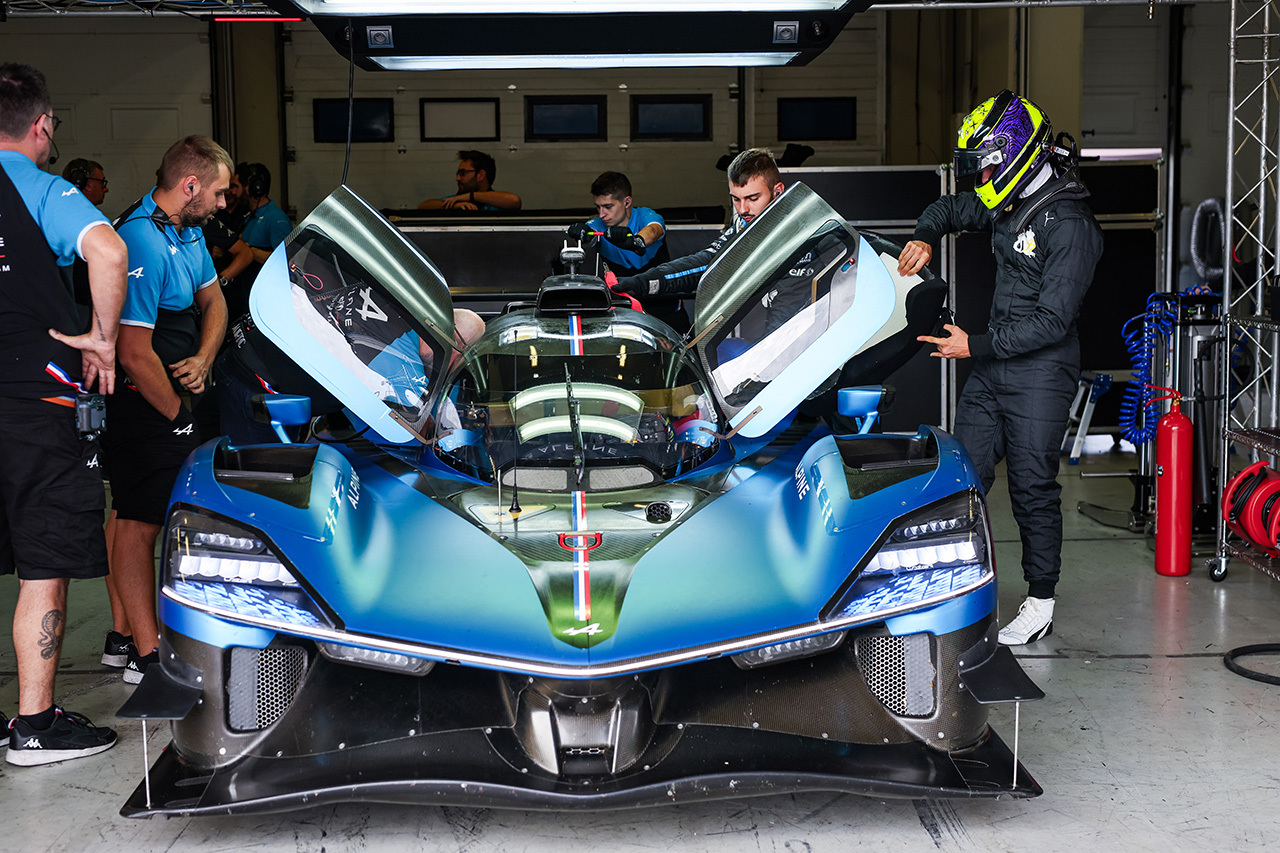 Photo 1 - Alpine A424 box WEC 2024 - Endurance. Les pilotes de l ...