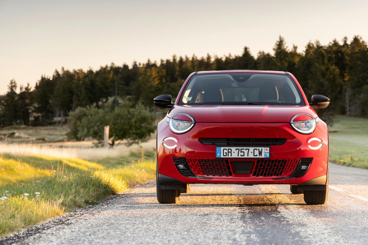 Photo 2 - Fiat 600e RED vue avant - Essai Fiat 600e RED : la vraie ...